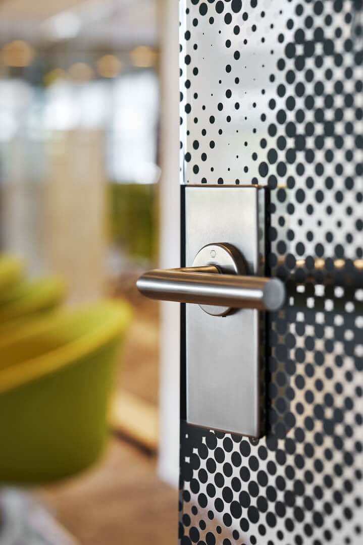 Glasdeur met slot en rvs handgreep - QbiQ Wall Systems